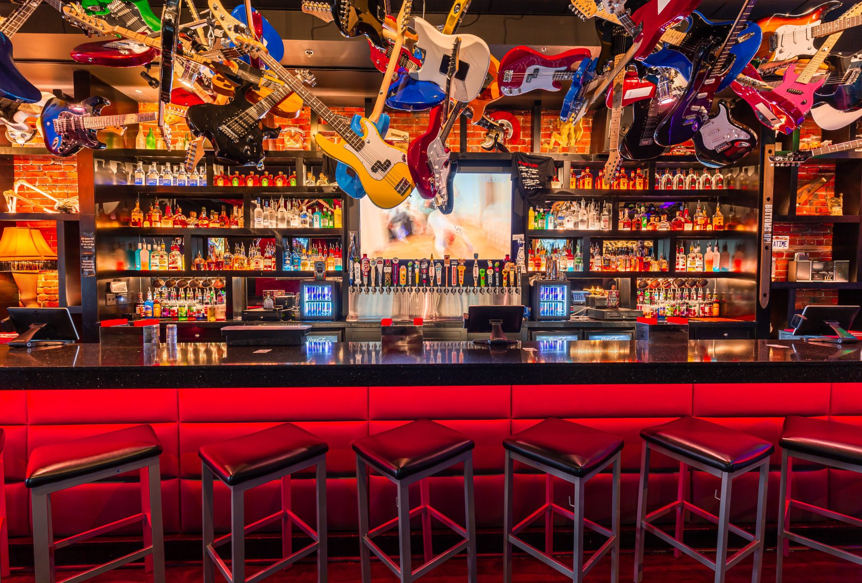 Vintage Decor, DJ & Drink Specials With Roxxy Bar