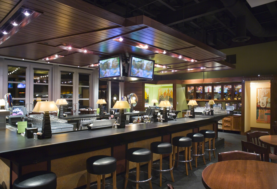 Plate it Forward | Houlihan's | The Best Bar & Grill Near You