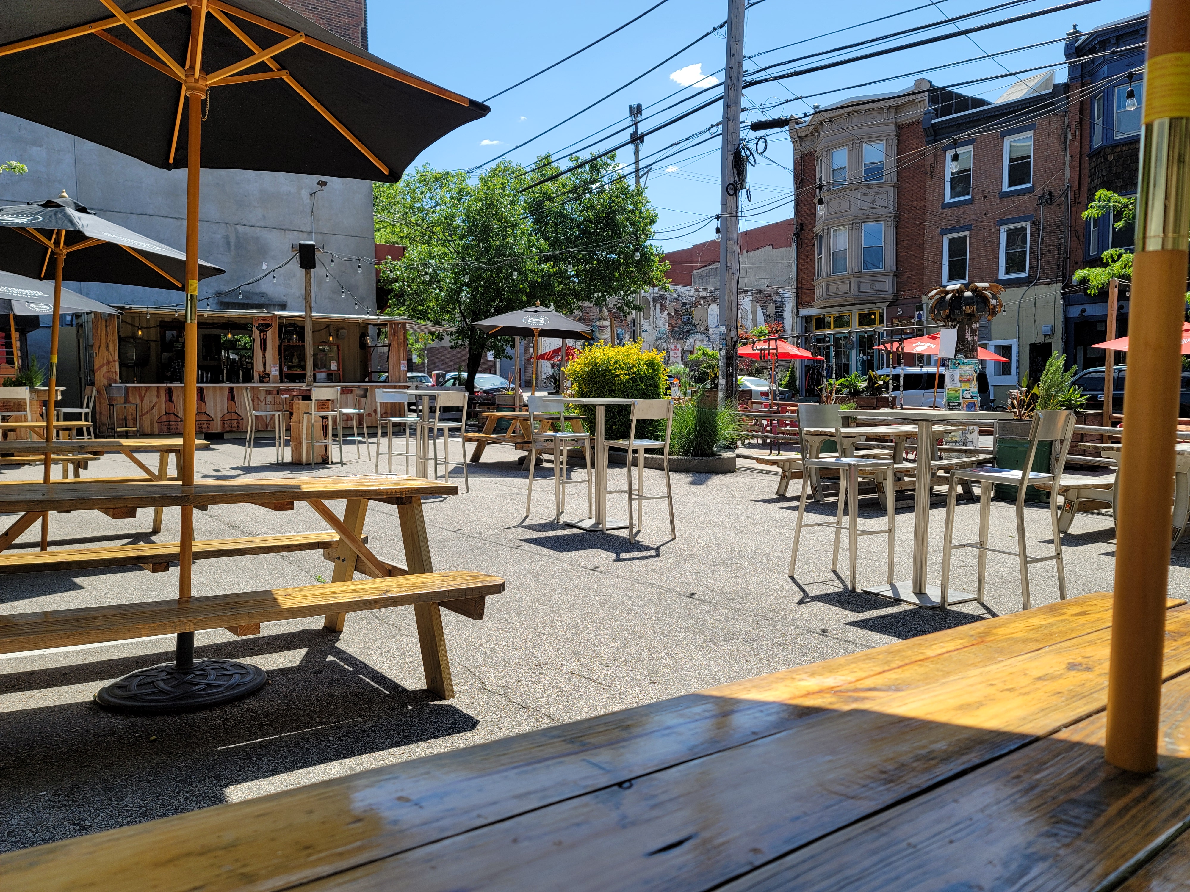 Outdoor Bar in Northern Liberties with Food - Live Music & Events NoLibs