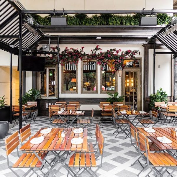 Outdoor Patio | Poco Fiasco | Pizza Restaurant in Dallas, TX