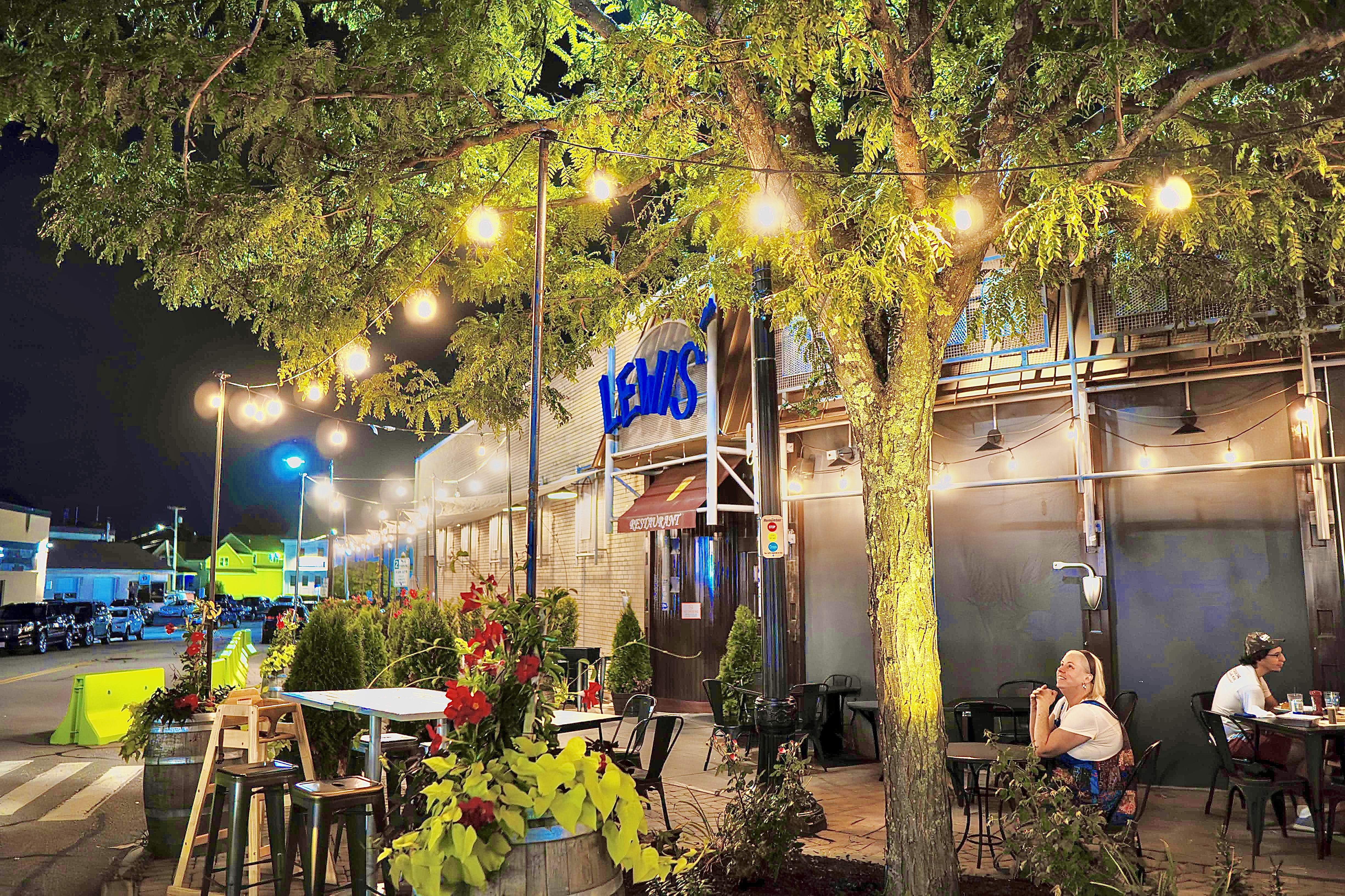 Hours & Location | Lewis' Restaurant & Grille in Norwood, MA