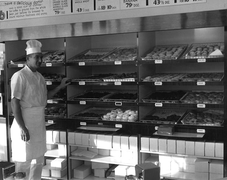 Cedar Rapids Williams Blvd | Hours + Location | Donutland | Donut Shop ...