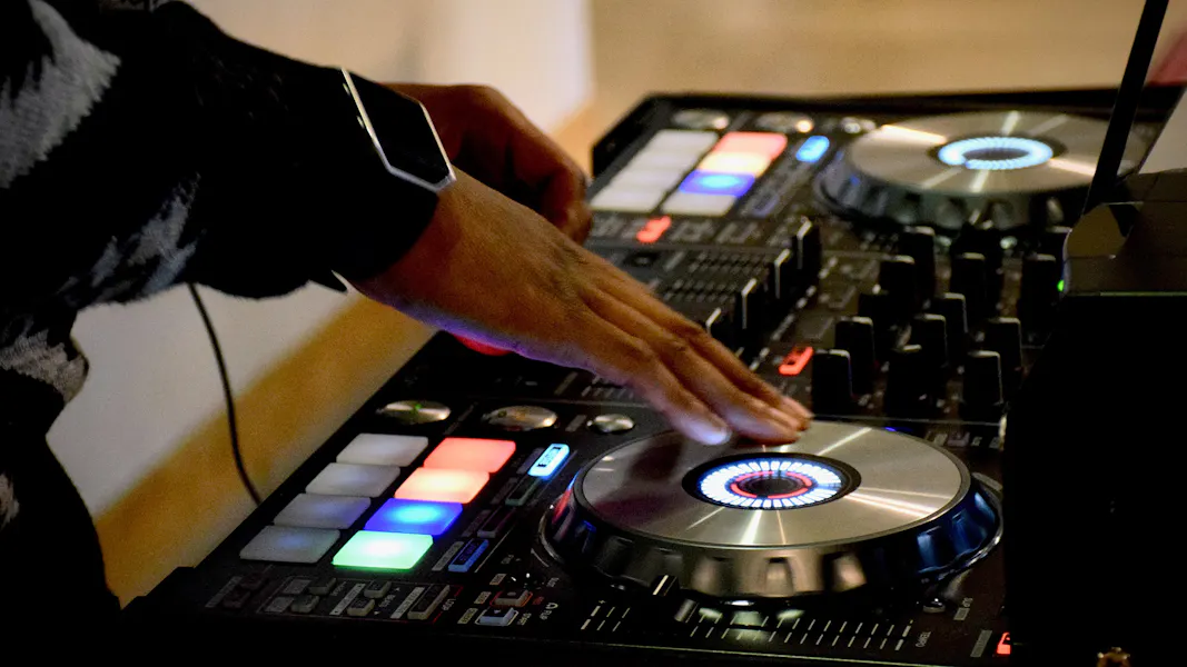 DJ @ Stout FiDi & Bryant Park | Stout NYC | American Restaurant & Pub ...