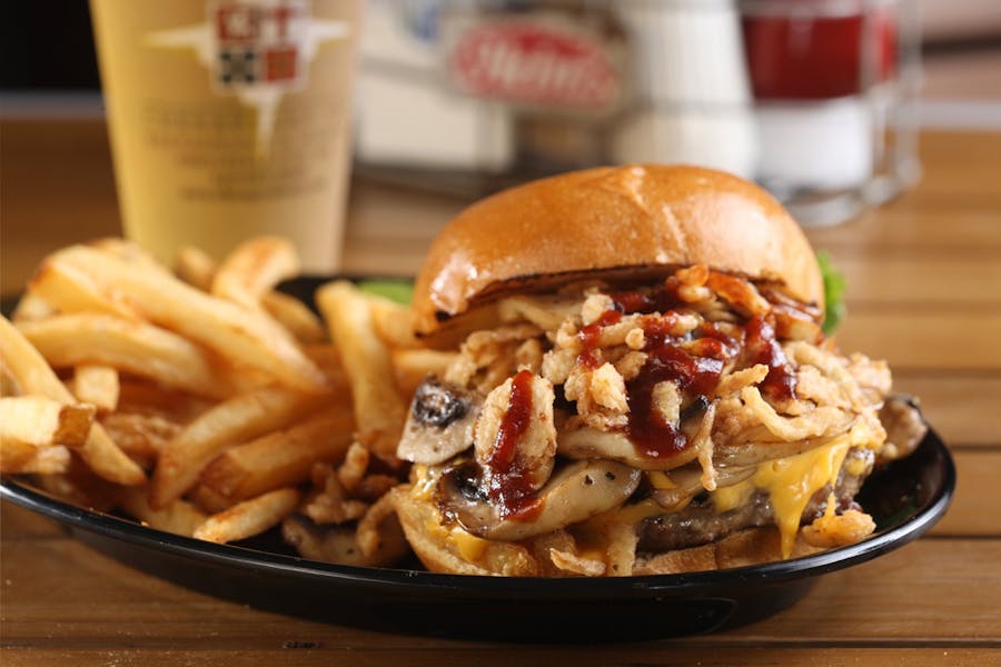 Deck | Chesapeake Bay Restaurants | Chesapeake Inn Restaurant & Marina