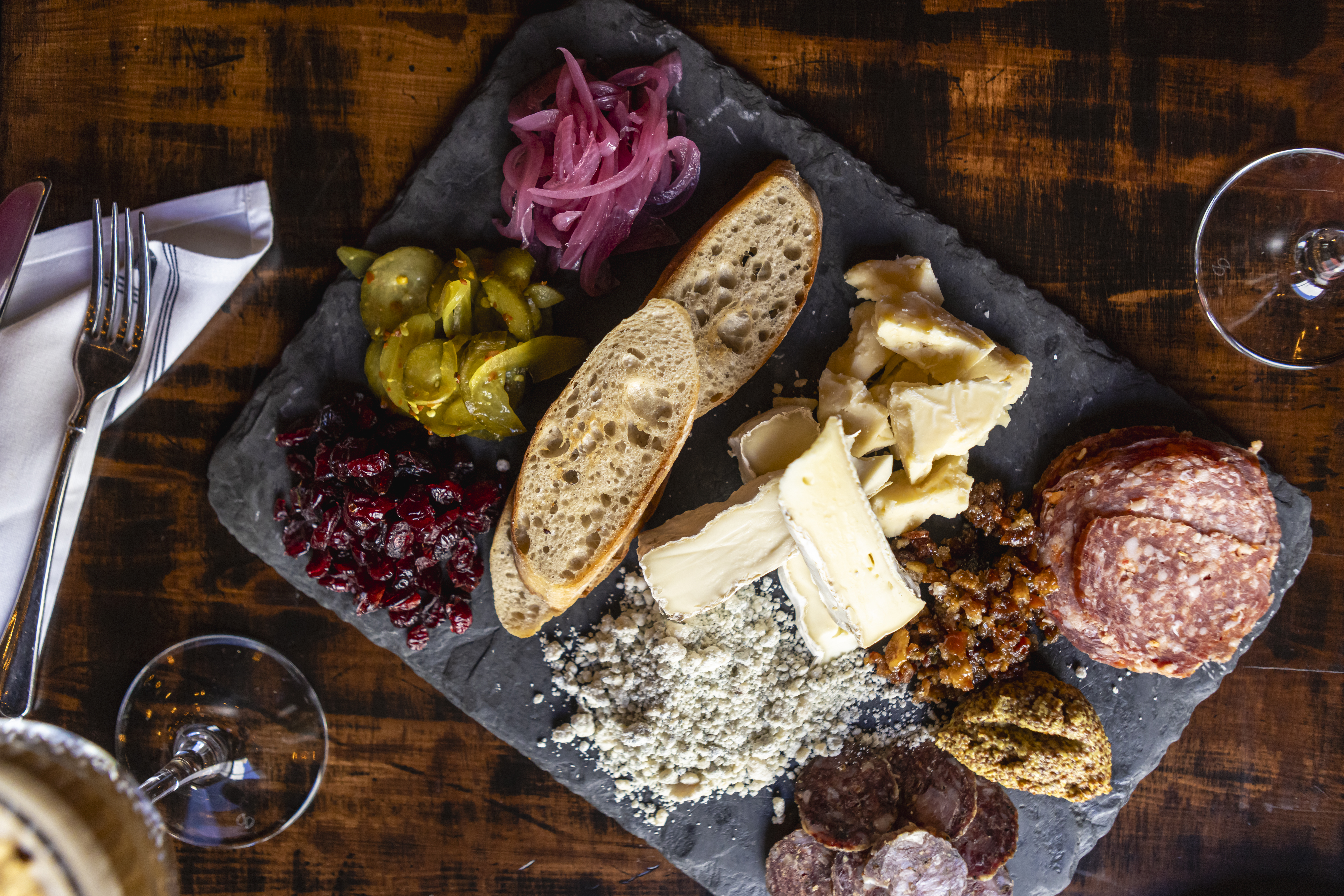 Clayton Order Online | Louie's Wine Dive | American Restaurant & Bar in ...