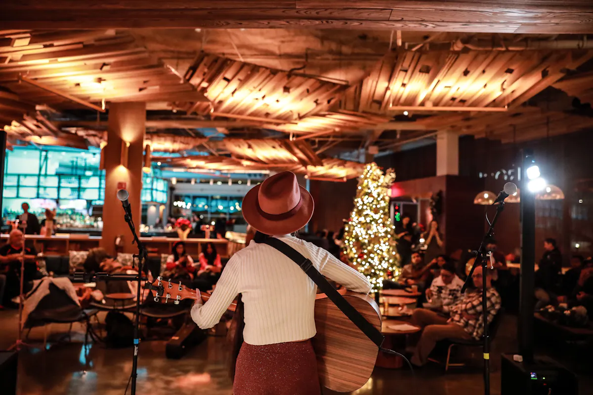 Home | Roger Bar and Restaurant in Mountain View, CA