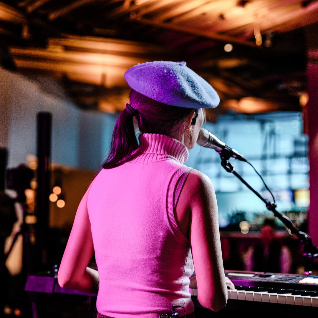 Friday Night Live | Roger Bar and Restaurant | Bar & Grill in Mountain ...